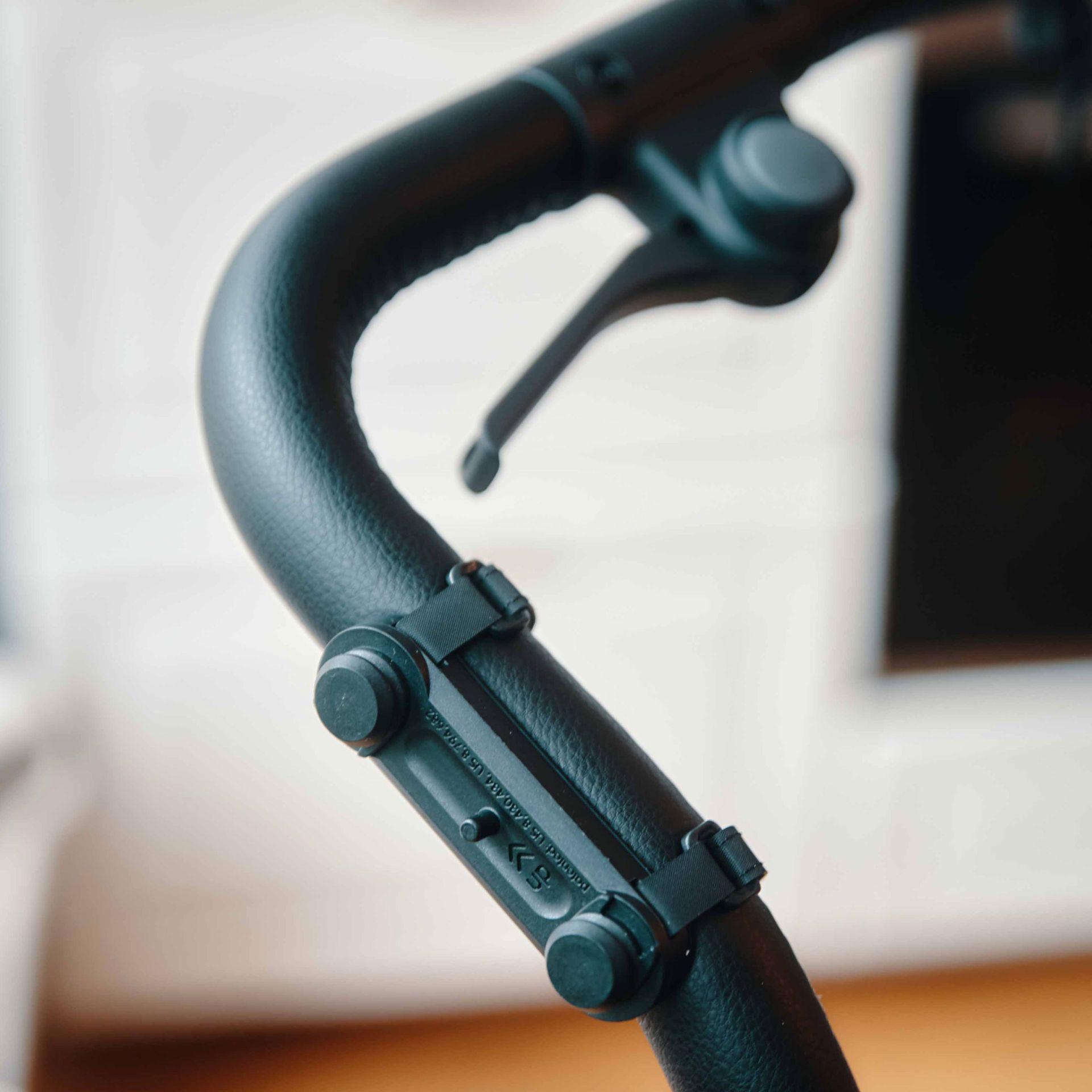 Universal magnetic-mechanical TWIST interface for mounting to pushchairs