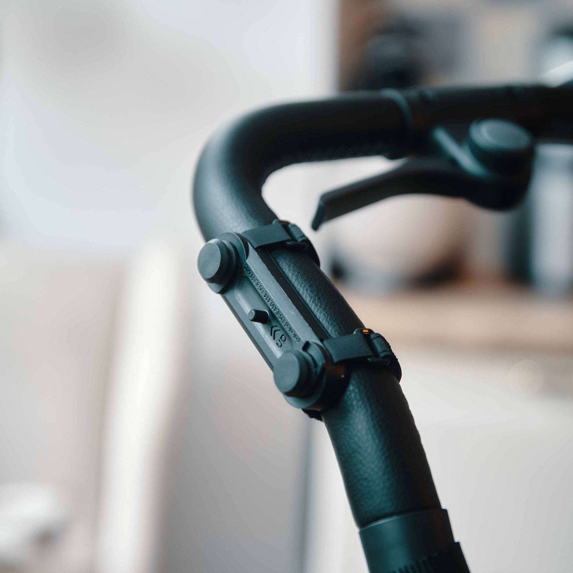 Universal magnetic-mechanical TWIST interface for mounting to pushchairs